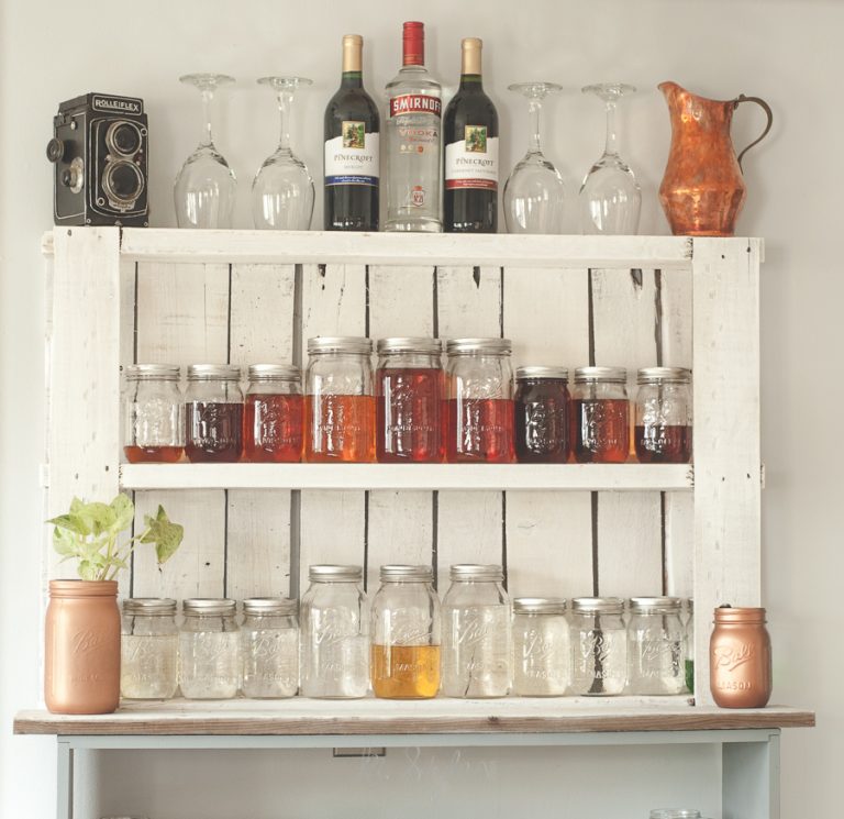 Mason Jar Pallet Bar – Sprinkled and Painted at KA Styles.co
